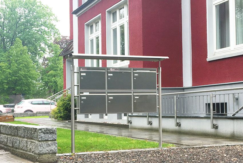 Cenator® | Freistehende Edelstahl-Briefkastenanlage mit Schutzdach